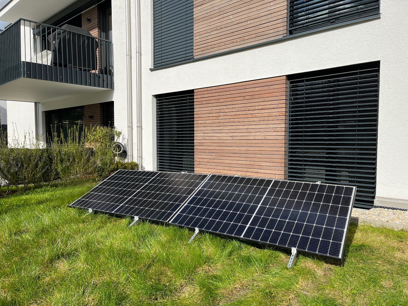 SunEnergyXT Erweiterungsset – PV-Module & Speicher für Balkonkraftwerke